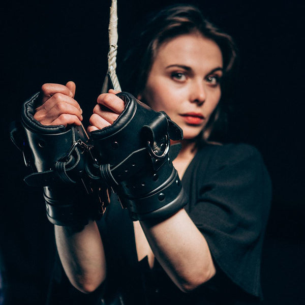 Leder-Körperfesseln bei REGULATION